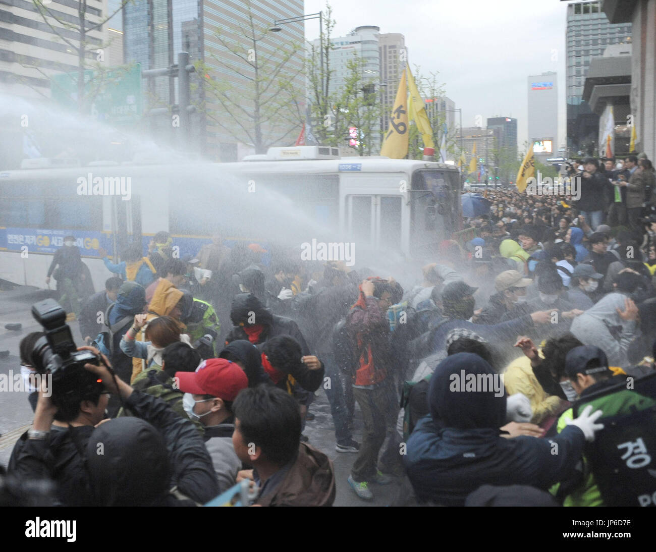 South Koreans protesting the government's handling of a ferry sinking ...