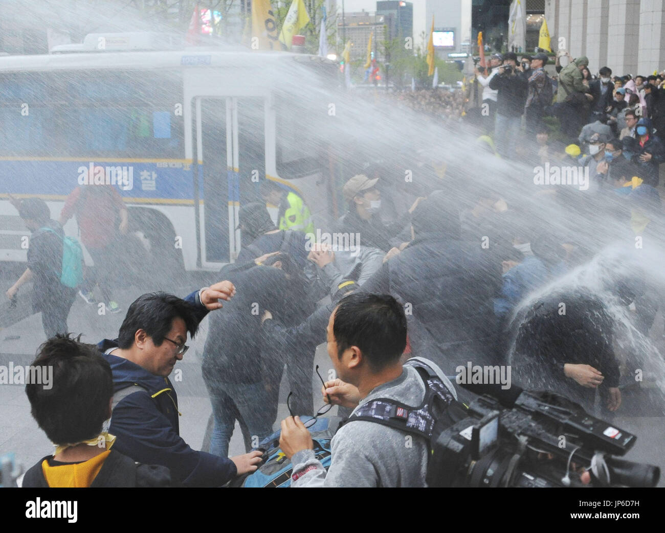 South Koreans protesting the government's handling of a ferry sinking ...