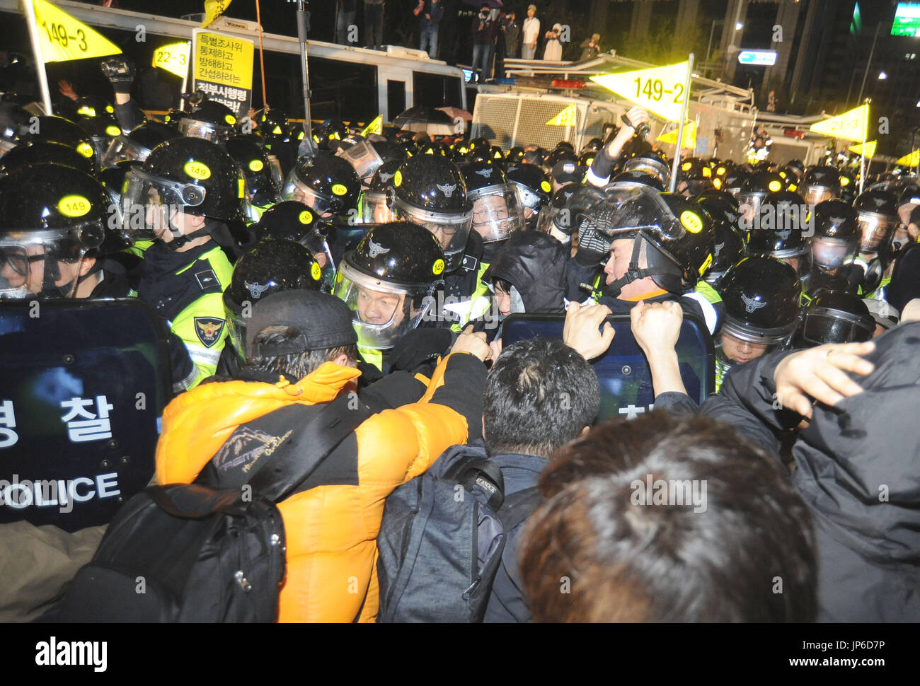 South Koreans protesting the government's handling of a ferry sinking ...