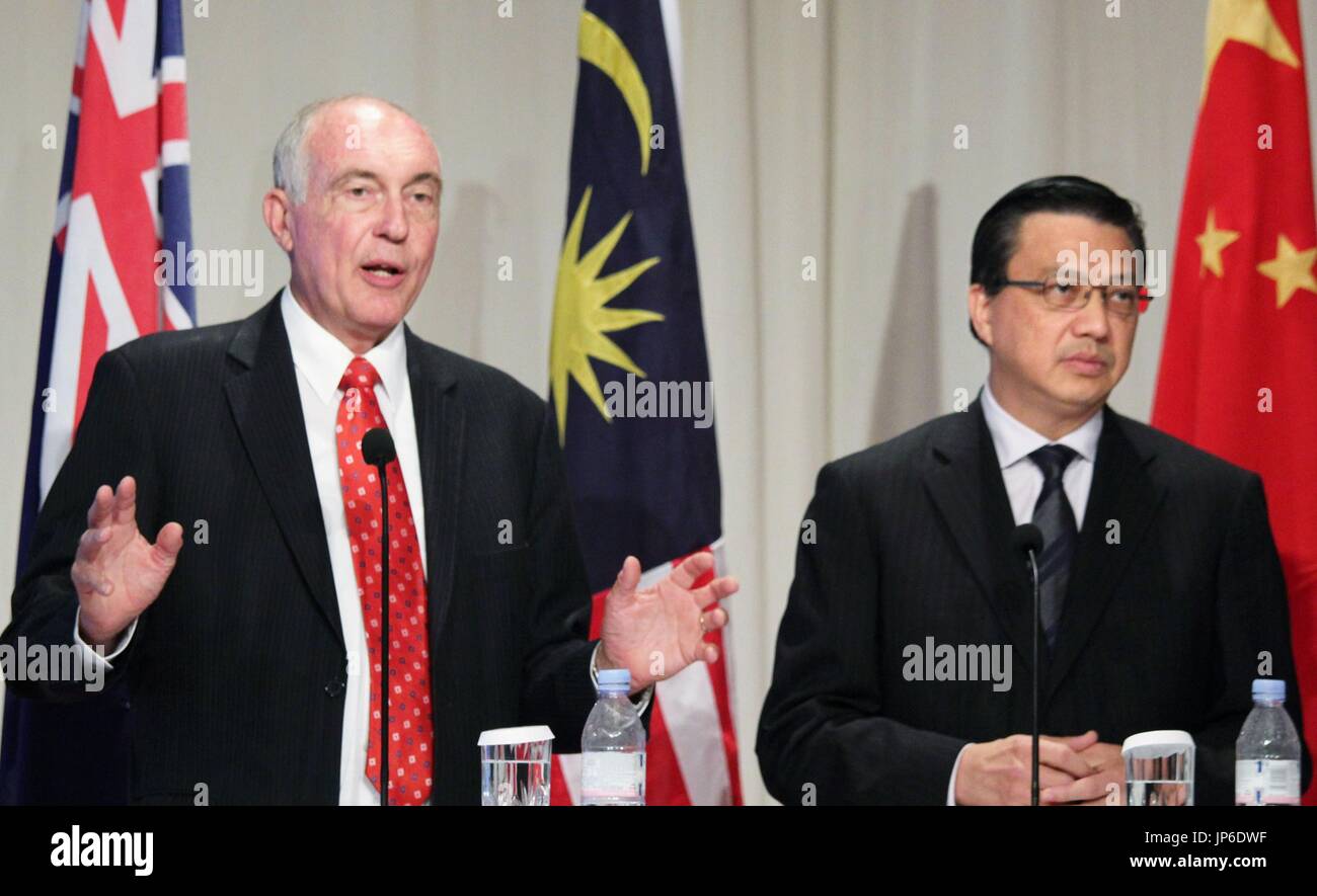 Australian Deputy Prime Minister Warren Truss (L) and Malaysian ...