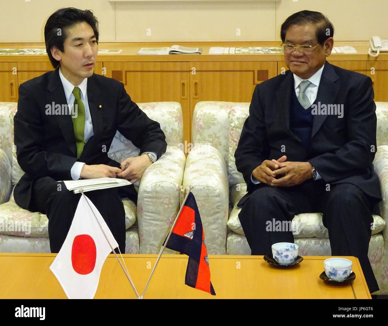 Minoru Kiuchi (L), Japanese senior vice foreign minister, holds bilateral talks with Sar Kheng ...