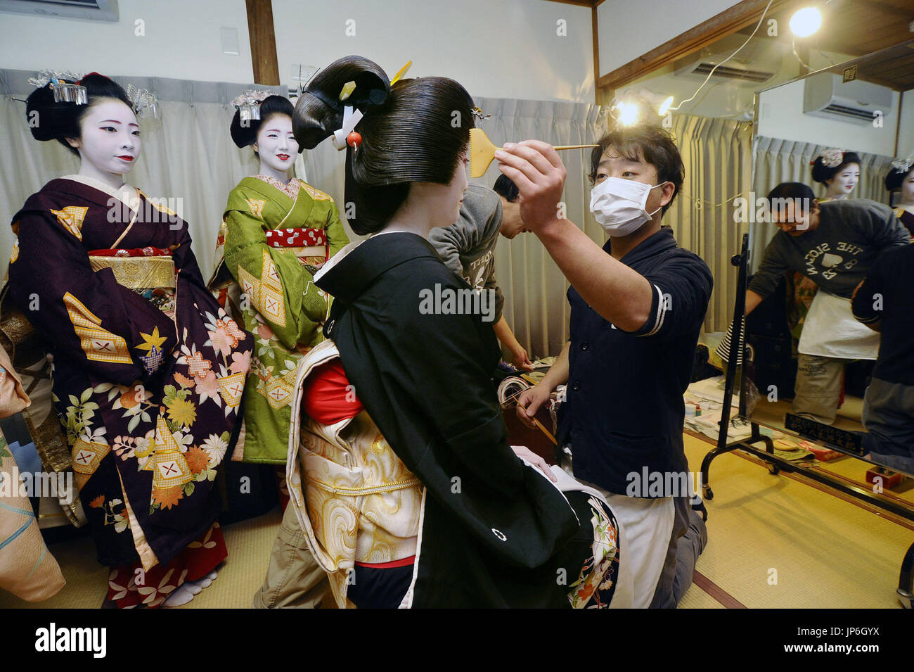 Geiko, traditional Japanese female entertainers, and Maiko, apprentice ...