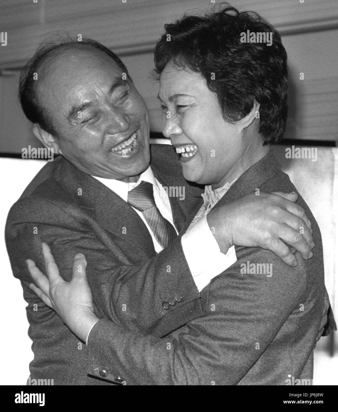 Han Pil Hwa (R), a North Korean silver medalist in the women's 3000 ...