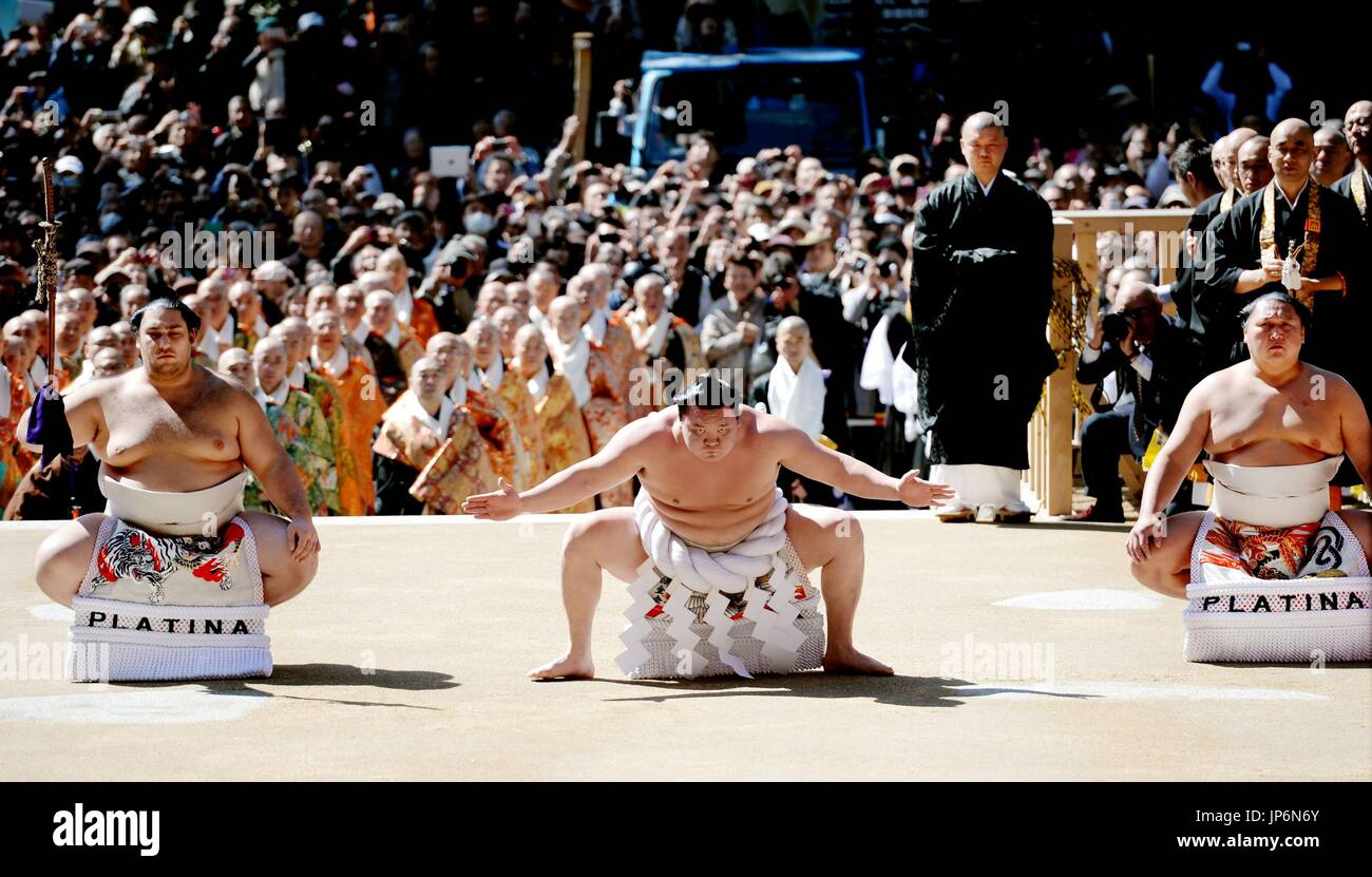 Sumo's grand champion Hakuho (C) dedicates a ring-entering ritual on ...