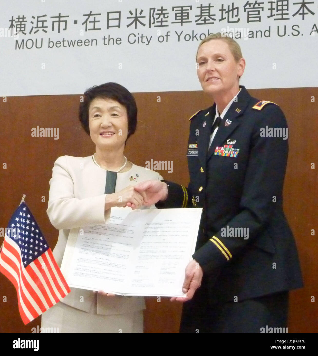 Yokohama Mayor Fumiko Hayashi (L) shakes hands with Col. Joy Curriera ...