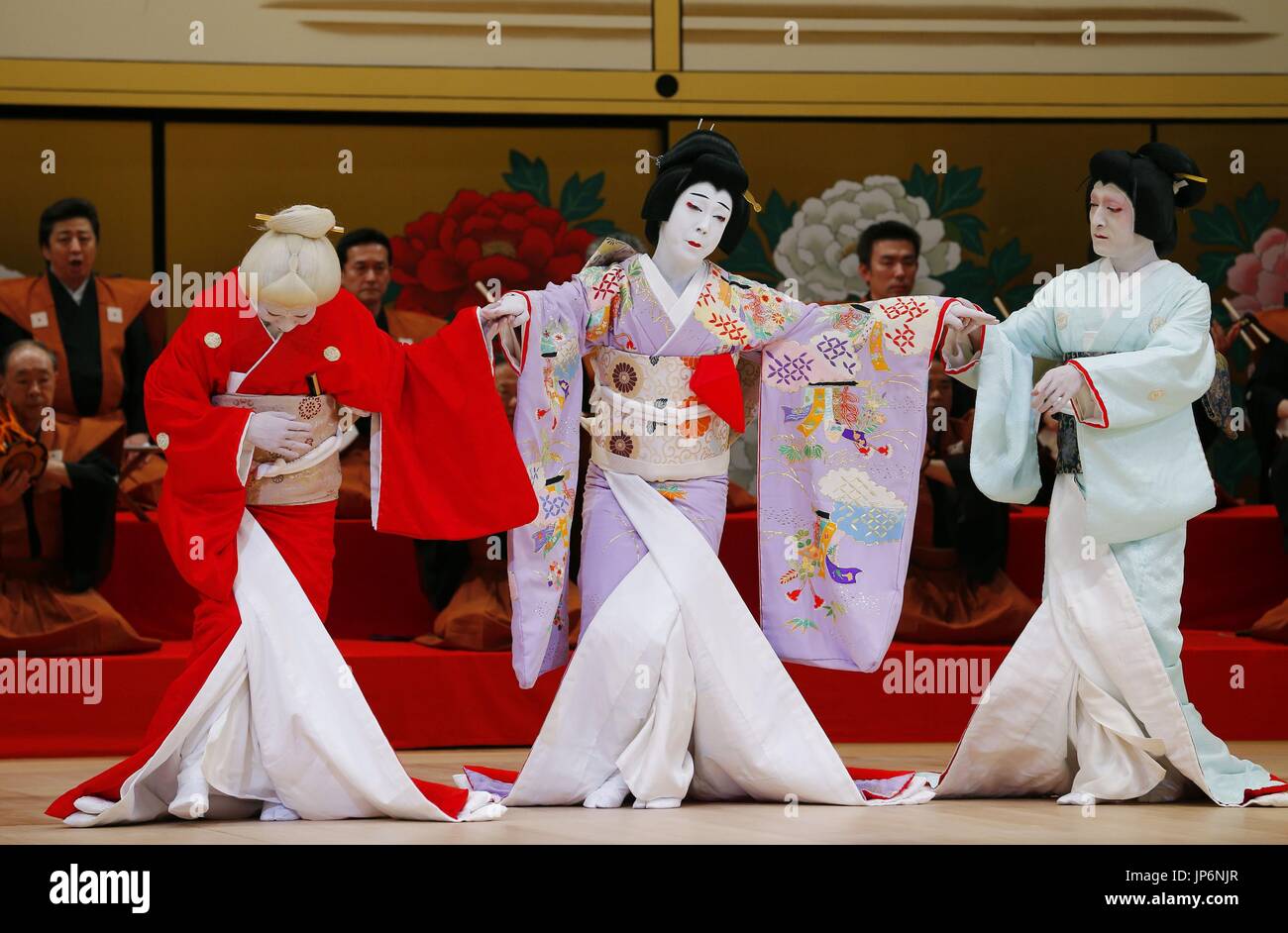 Onoe Kikunosuke (C) and other kabuki actors perform "Shunkyo Kagami ...