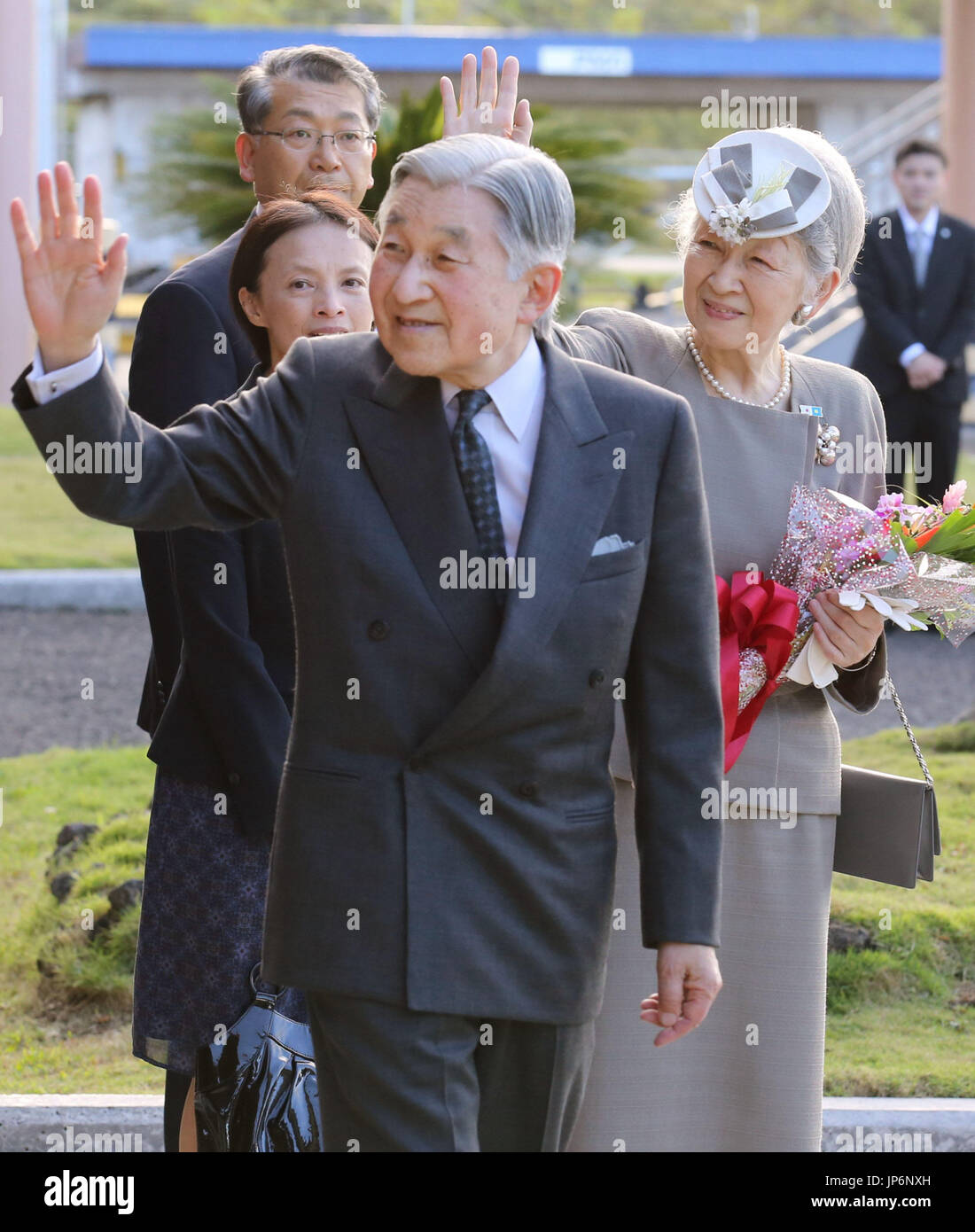 Japanese Emperor Akihito and Empress Michiko arrive at Palau ...
