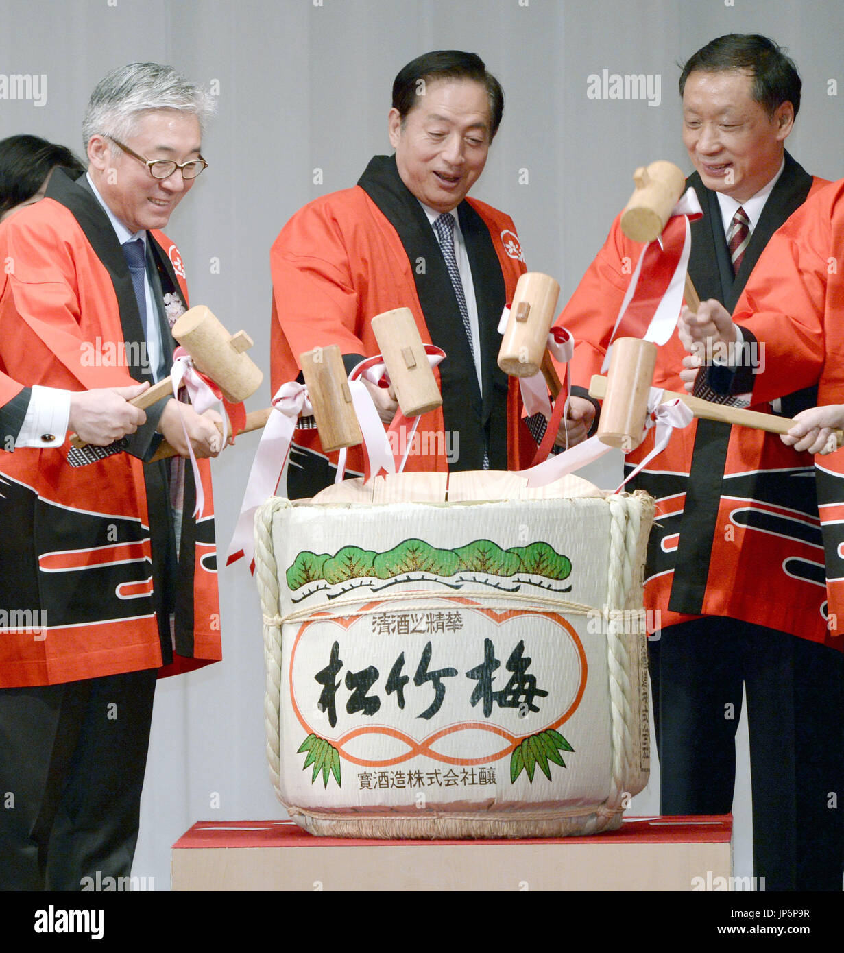 Tourism ministers Akihiro Ota (C) of Japan, Kim Jong Deok (L) of South ...