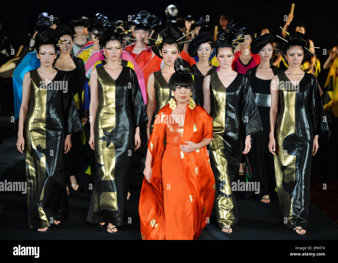 Japanese designer Junko Koshino (C) appears with Chinese student models ...