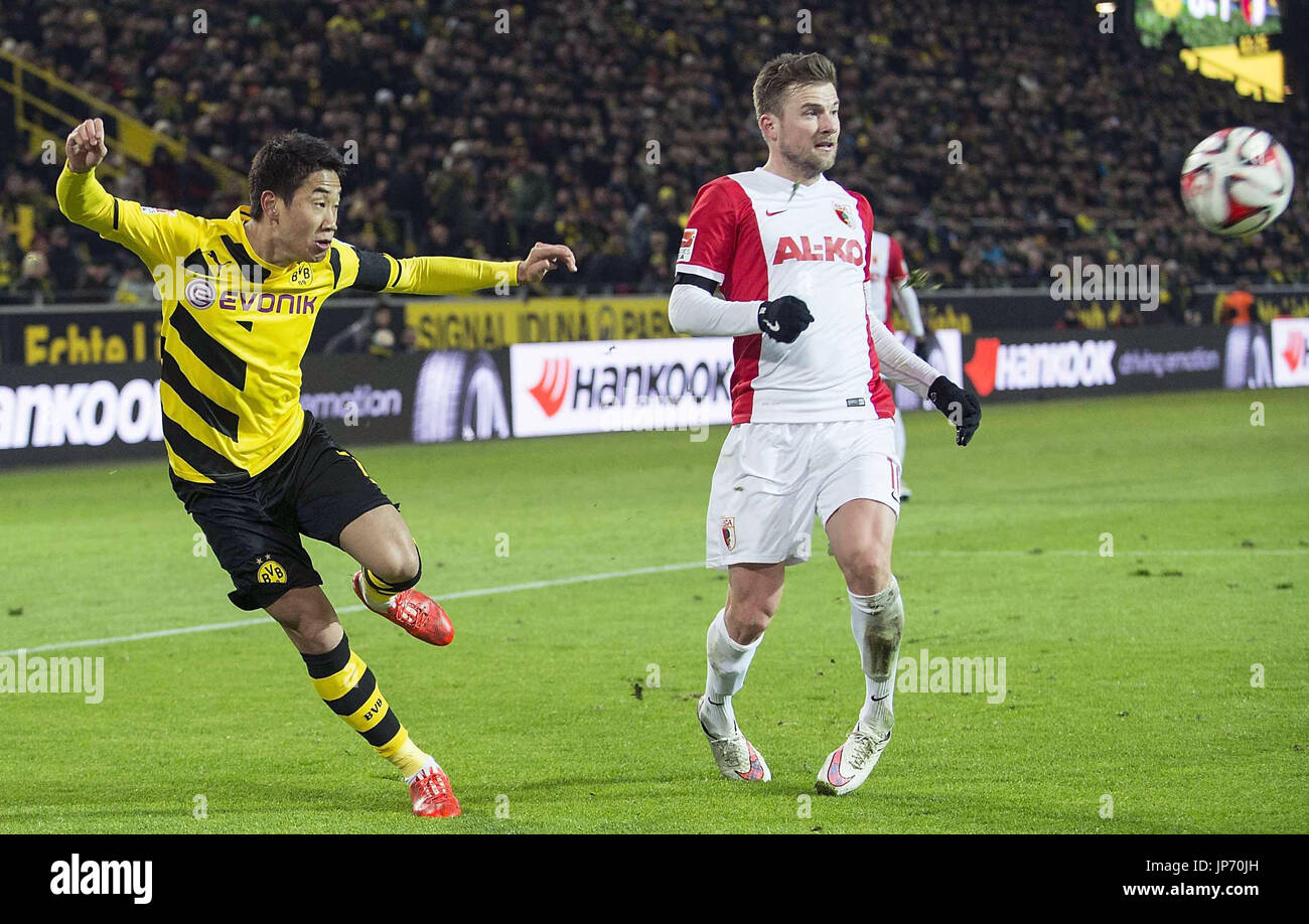 Japanese midfielder Shinji Kagawa (L) of Borussia Dortmund feeds a pass ...