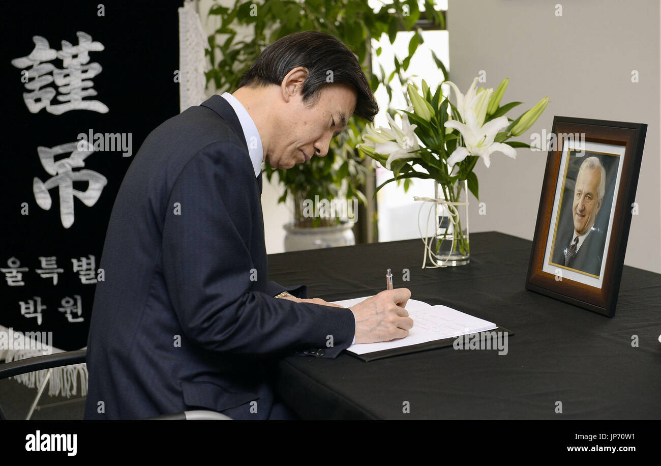 South Korean Foreign Minister Yun Byung Se signs a condolence book at ...