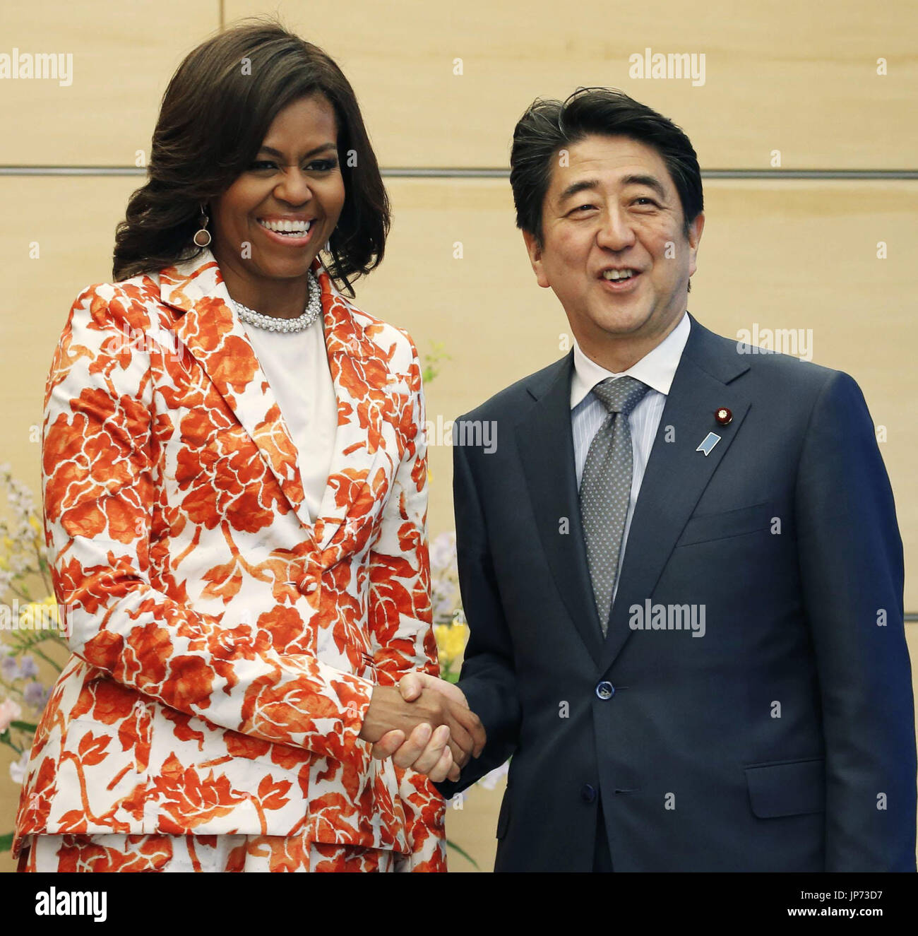 Visiting U.S. first lady Michelle Obama (L) shakes hands with Japanese ...