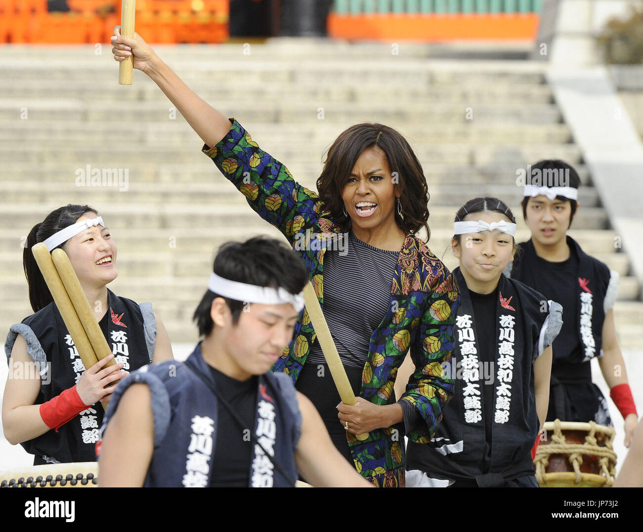 Michelle Obama (C) plays the Japanese "wadaiko" drum at Fushimi Inari ...