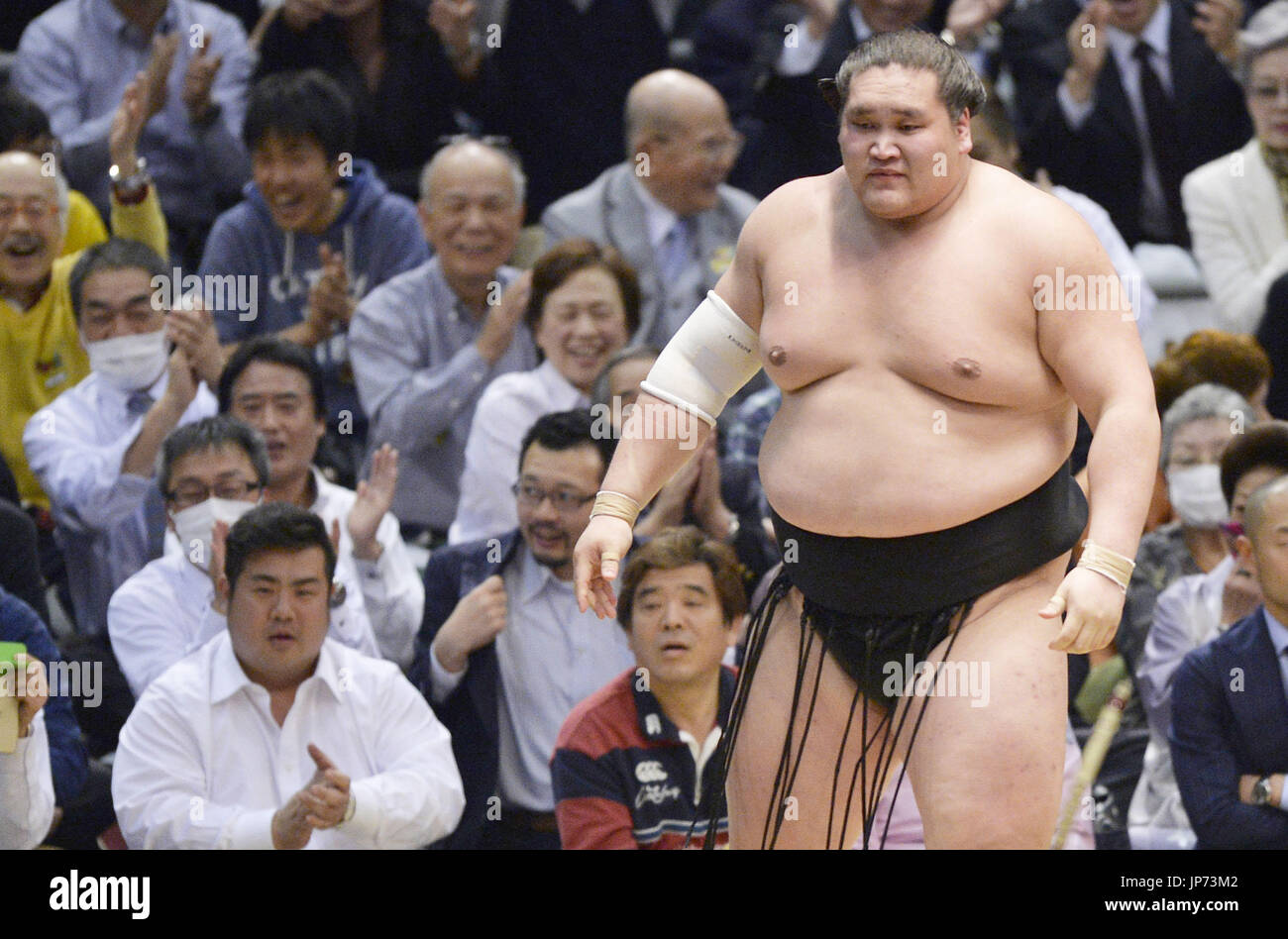 Mongolian sekiwake Terunofuji gets a round of applause from the crowd ...