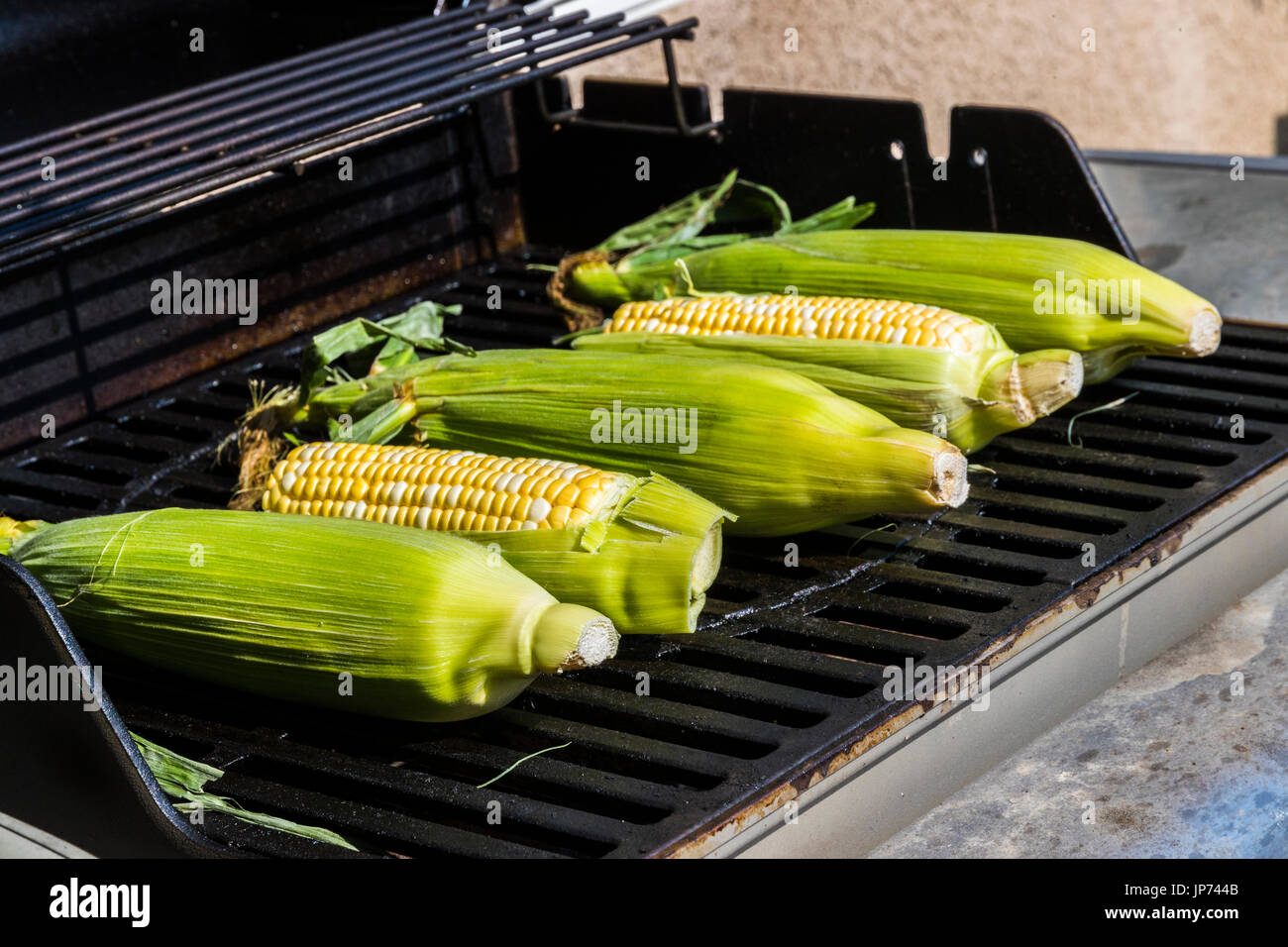 corn on the cob on barbecue grill Stock Photo - Alamy