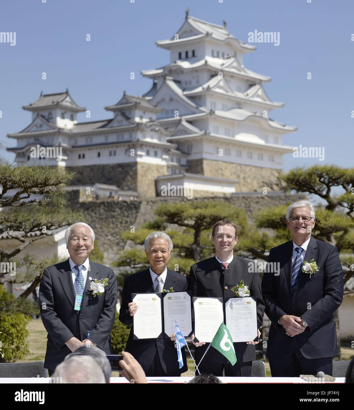Hyogo Gov. Toshizo Ido (L) and Himeji Mayor Toshikatsu Iwami (2nd from ...