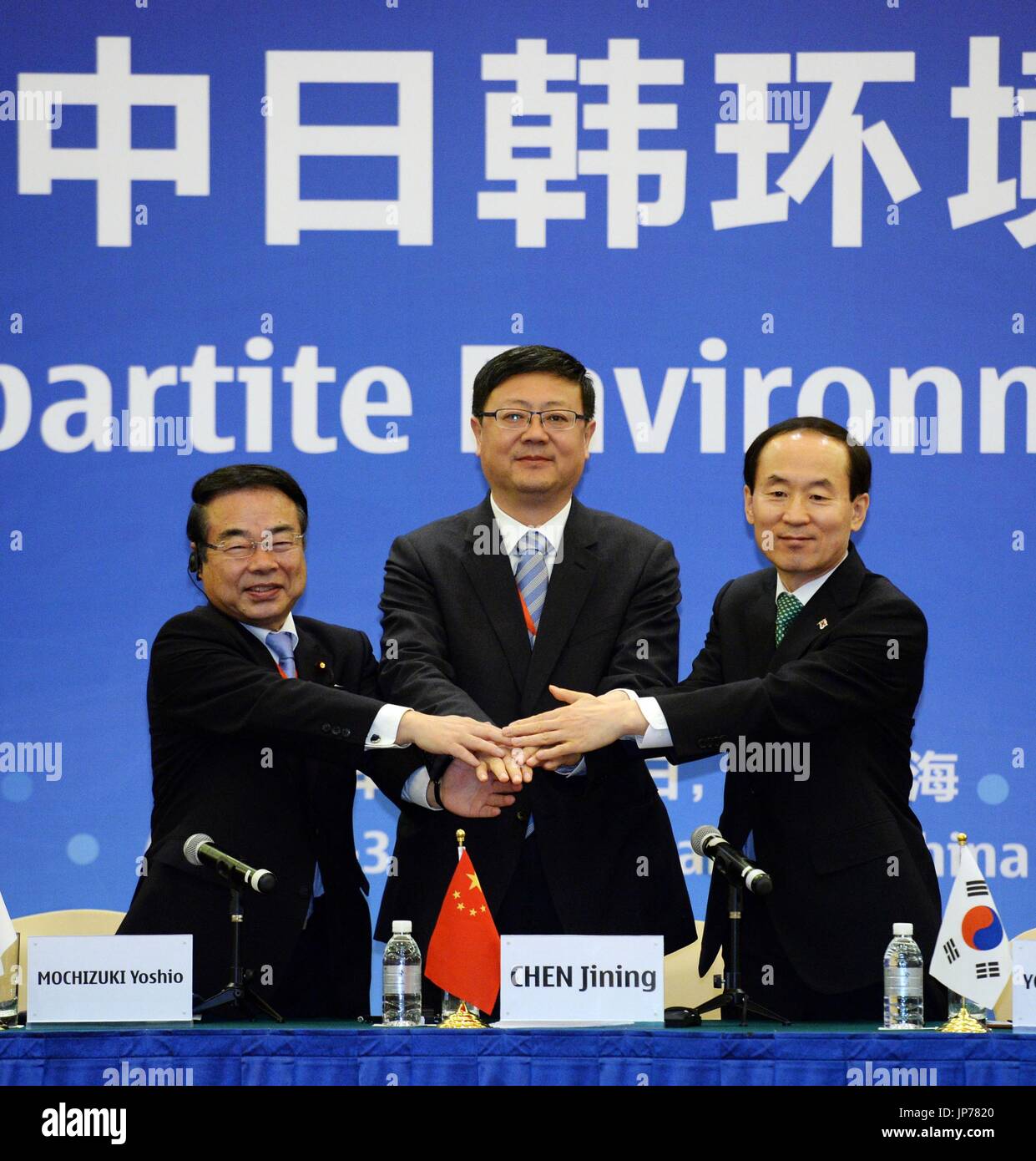 (From L) Japanese Environment Minister Yoshio Mochizuki, Chinese ...