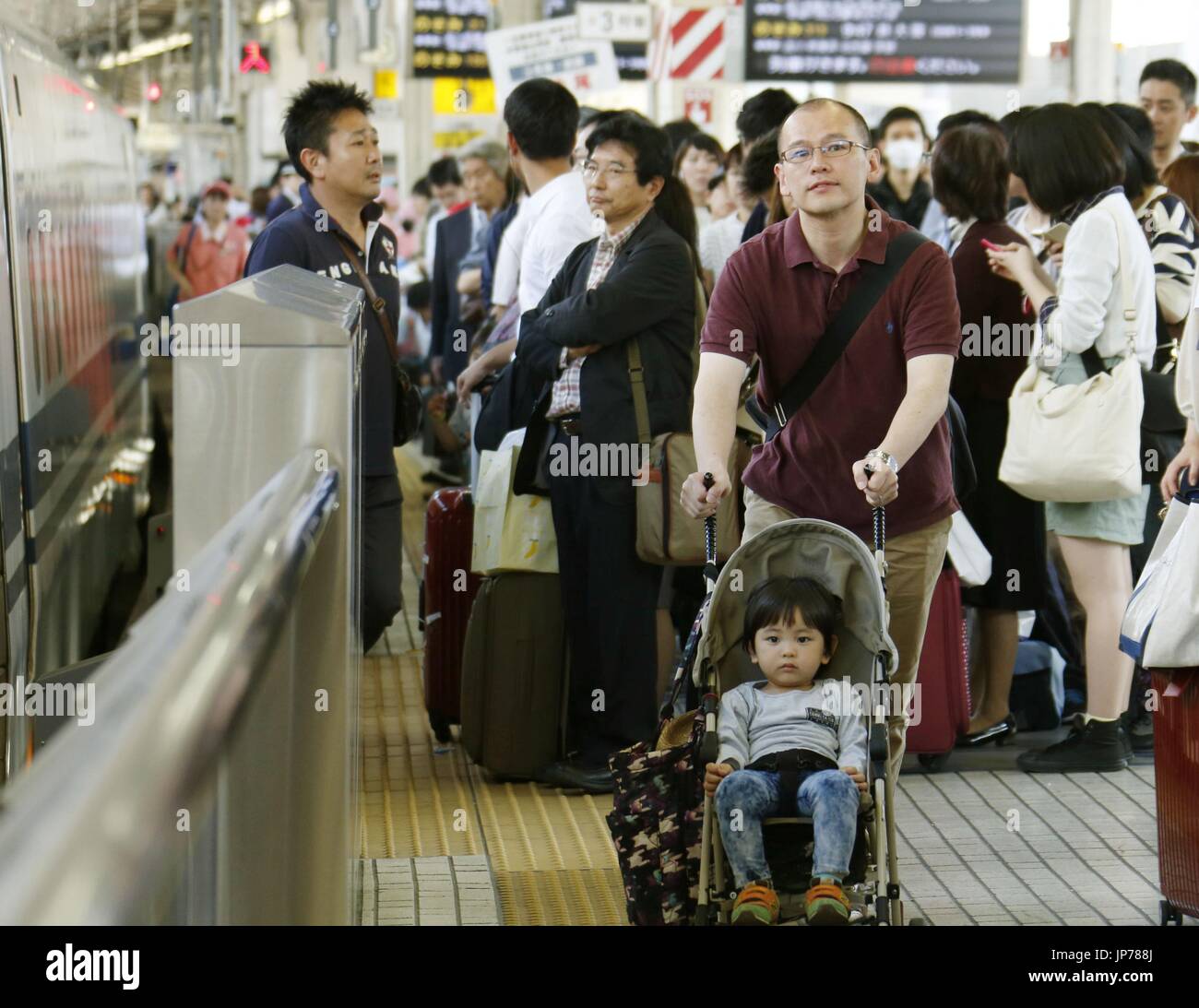 People crowd a platform at Tokyo's main train station on May 2, 2015 in ...