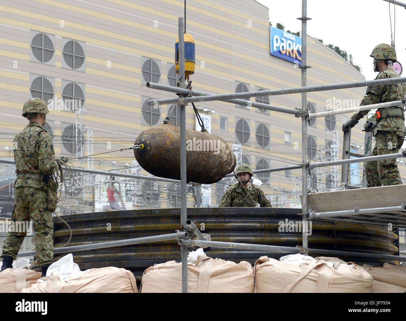 After defusing it, Ground Self-Defense Force personnel on May 9, 2015 ...