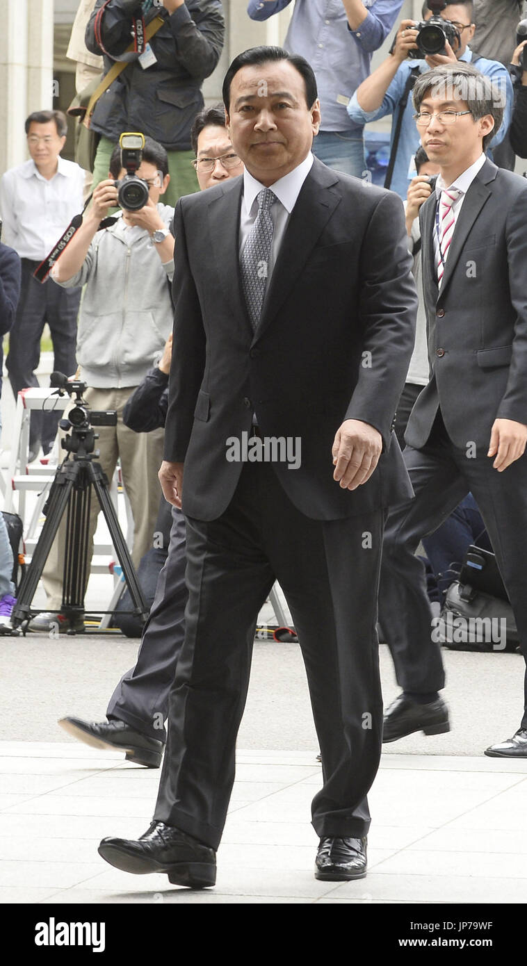 Former South Korean Prime Minister Lee Wan Koo enters the prosecutors ...