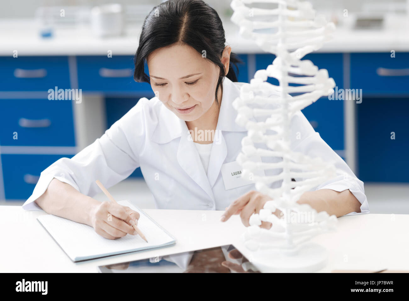 Geneticist hi-res stock photography and images - Alamy
