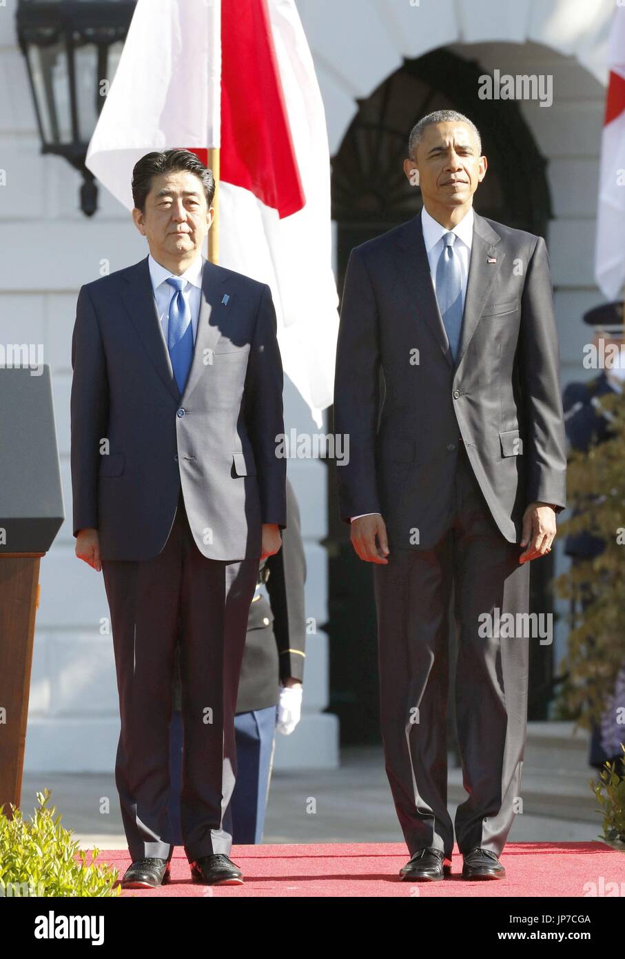 Japanese Prime Minister Shinzo Abe (L) and U.S. President Barack Obama ...