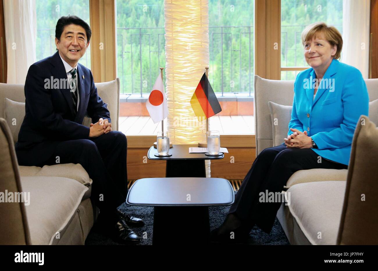 Japanese Prime Minister Shinzo Abe (L) and German Chancellor Angela ...