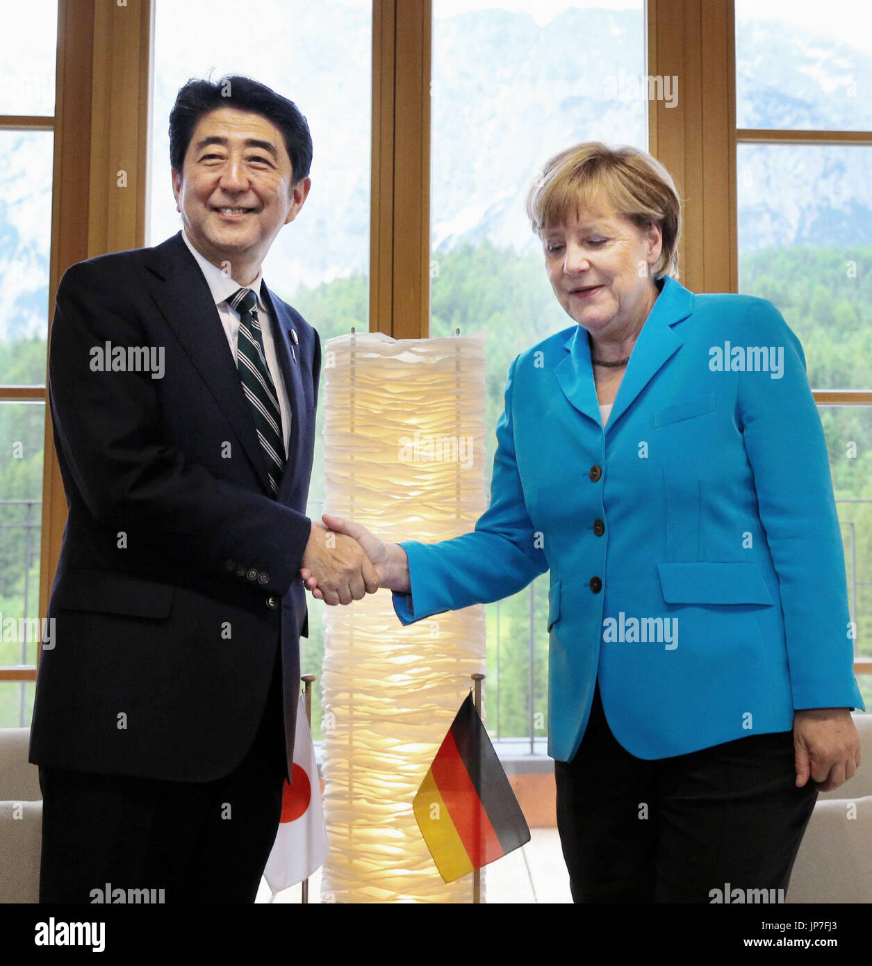 Japanese Prime Minister Shinzo Abe (L) and German Chancellor Angela ...