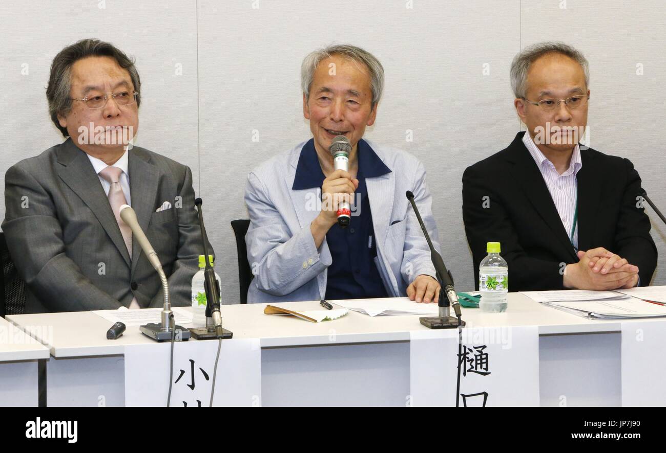 Yoichi Higuchi (C), a professor emeritus at the University of Tokyo ...