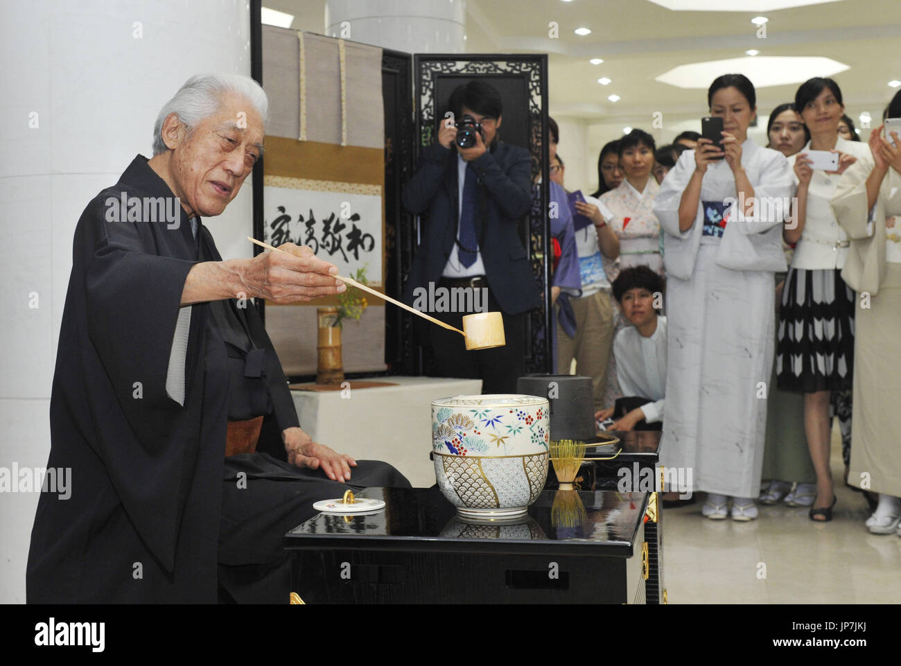 Sen Genshitsu (L), former grand master of the Urasenke school of chado ...