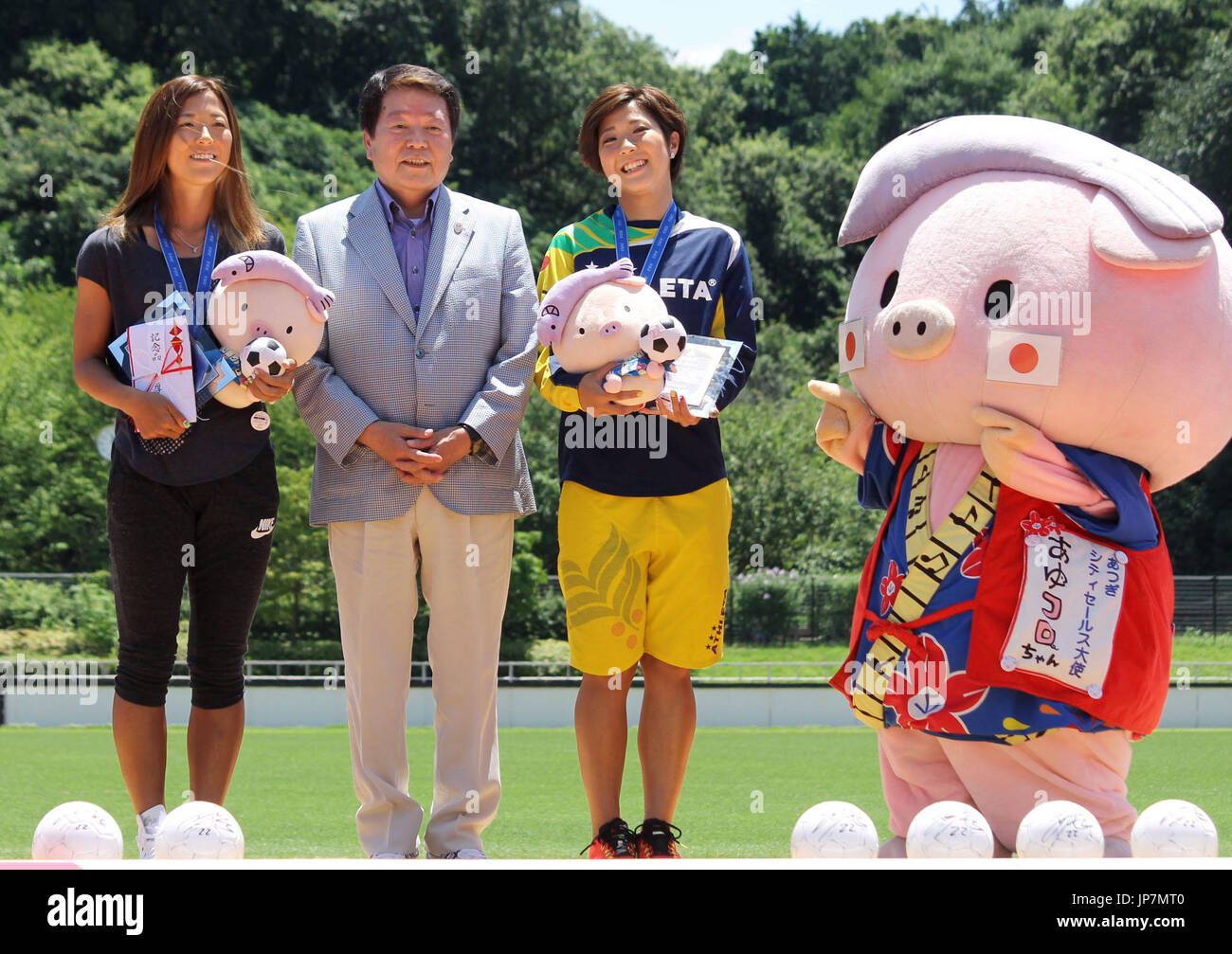Yuki Ogimi (L) and her younger sister Asano Nagasato (R), members of ...