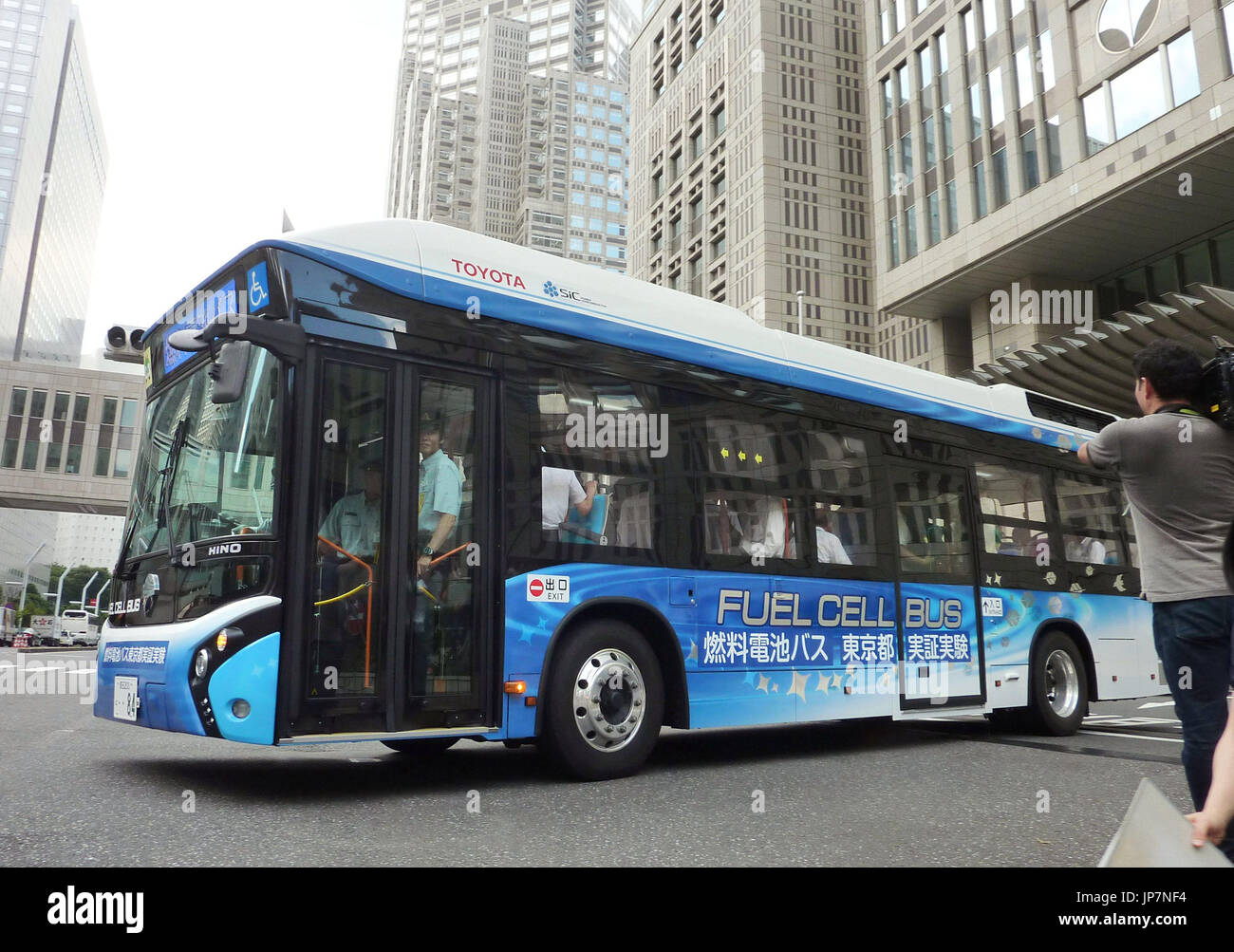 A fuel-cell bus carrying Tokyo Gov. Yoichi Masuzoe departs from the ...