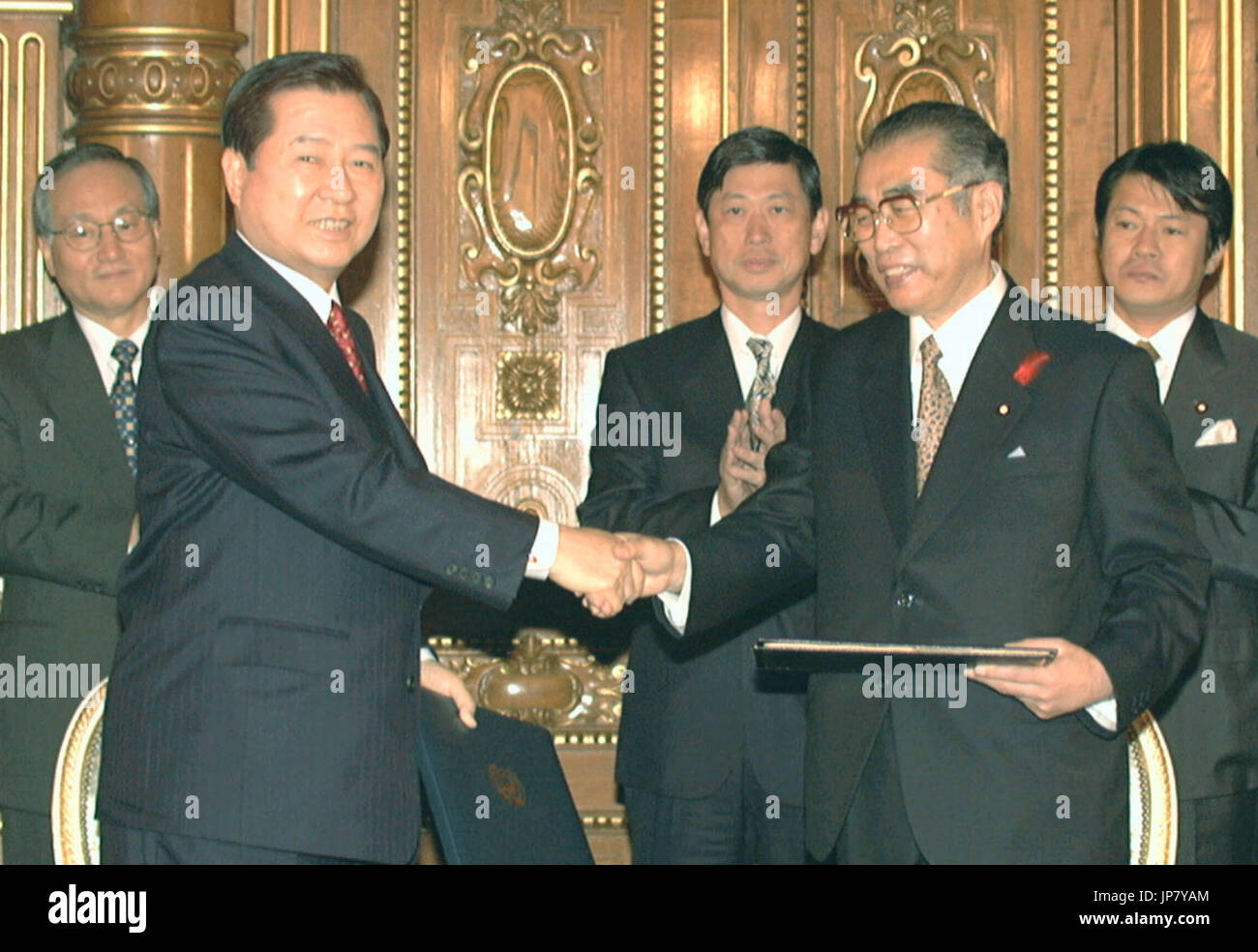 South Korean President Kim Dae Jung (L) and Japanese Prime Minister ...