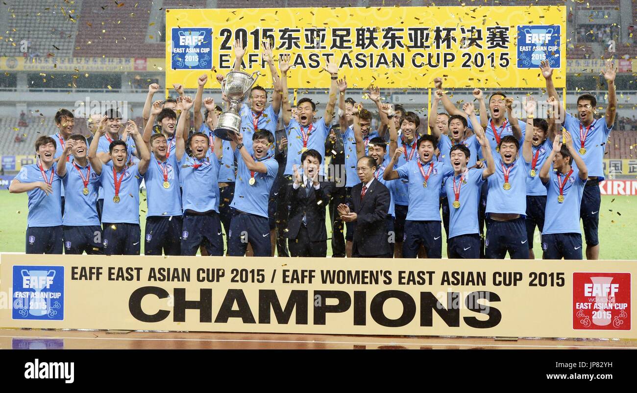 South Korean soccer players celebrate their East Asian Cup title ...