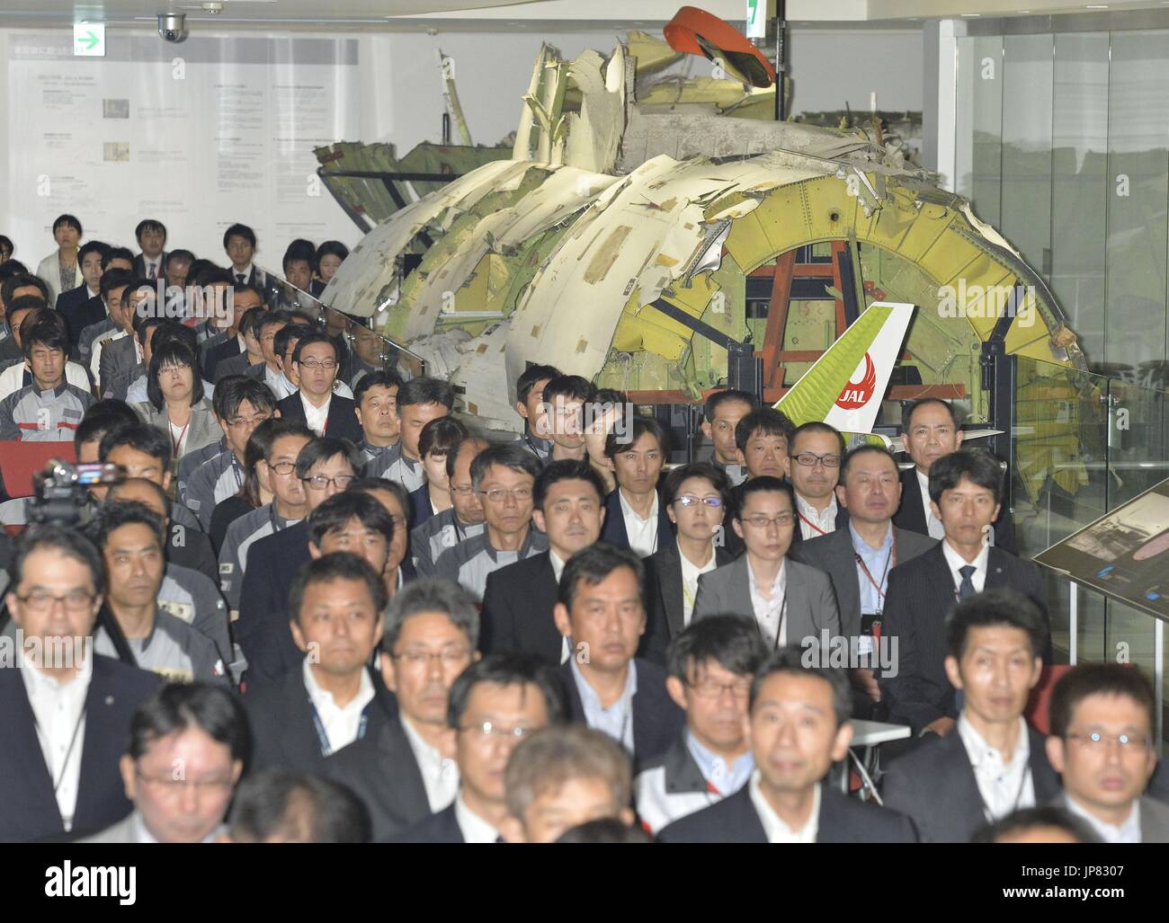 About 100 mechanics of the Japan Airlines group receive a lecture on ...