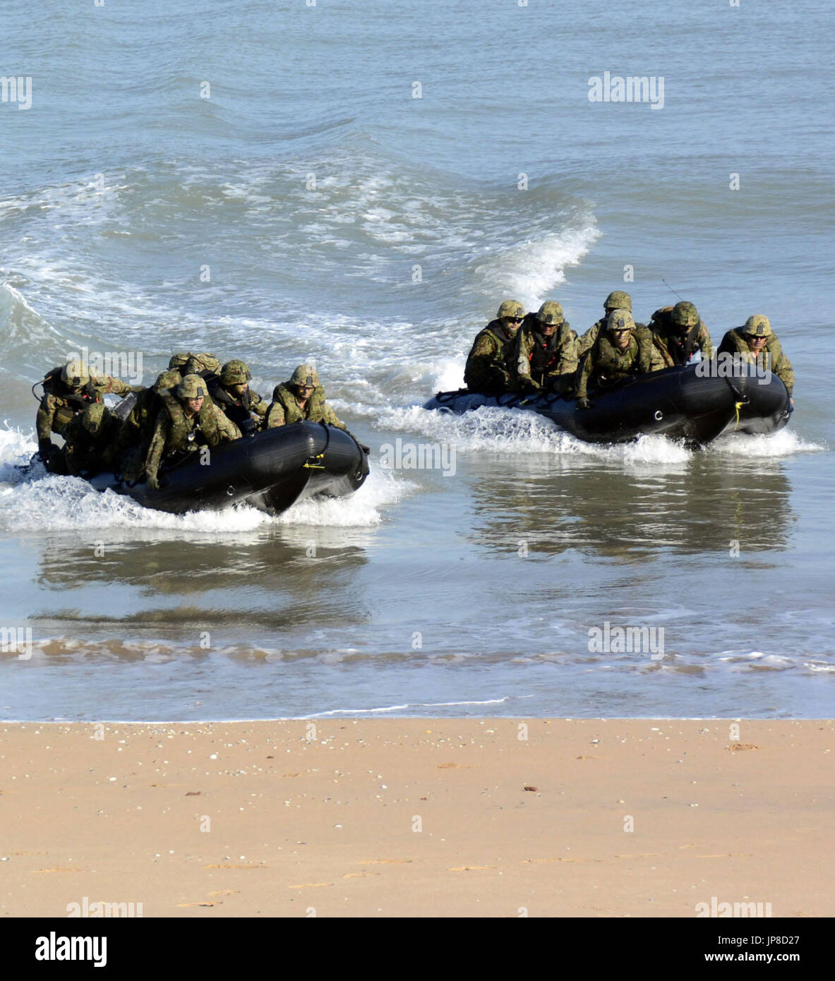 Japanese Ground Self-Defense Force troops on reconnaissance boats ...