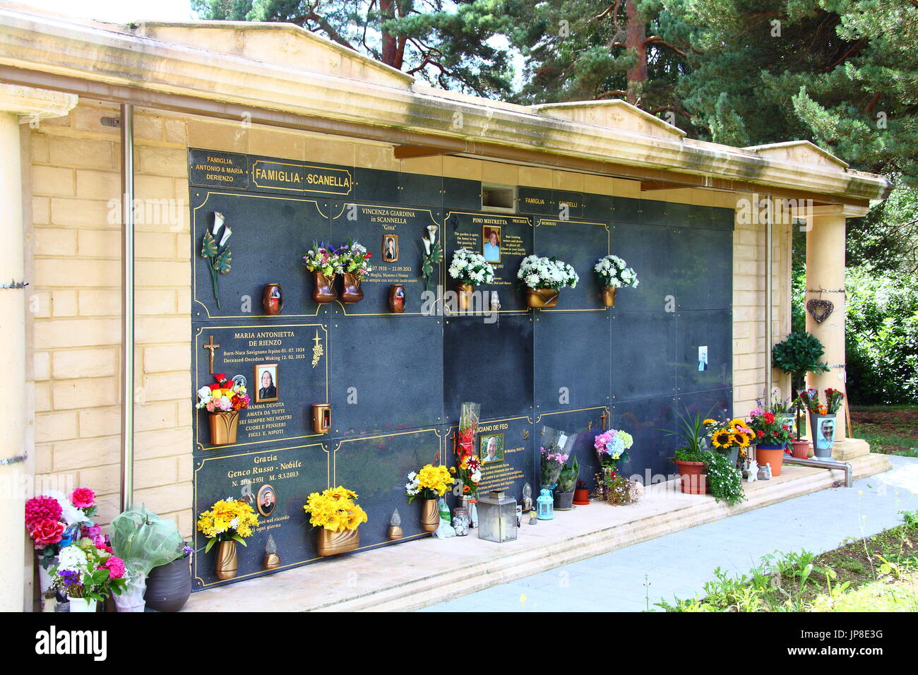 Dodi fayed funeral hi-res stock photography and images - Alamy