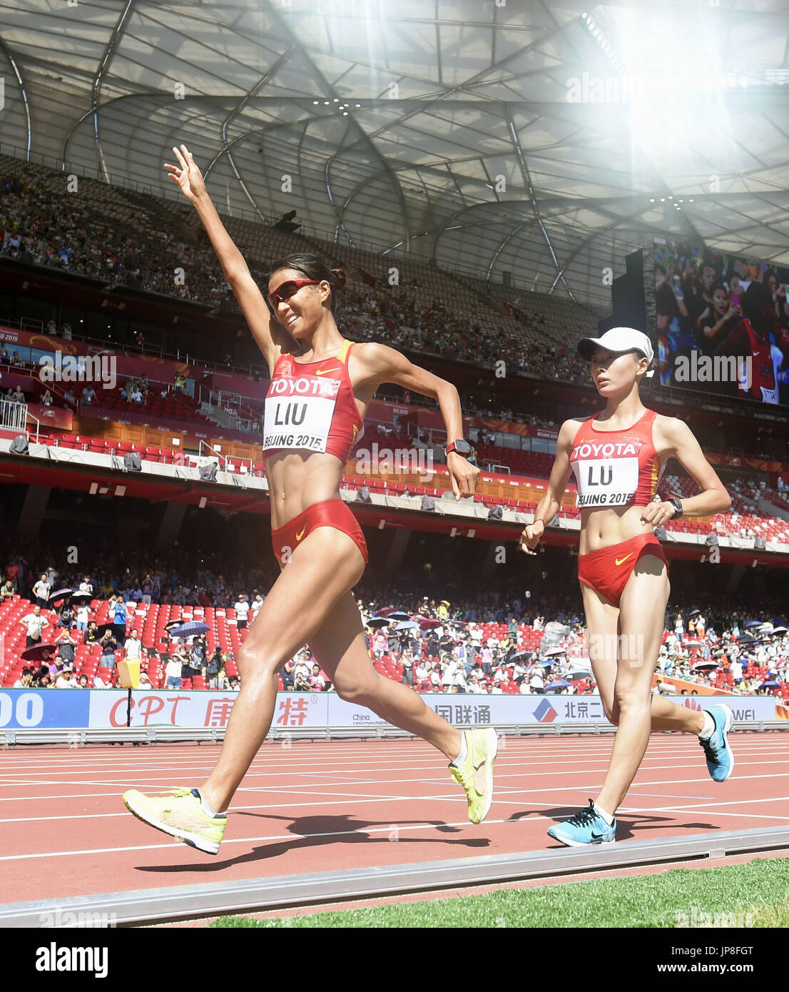 Liu Hong (L) of China wins the women's 20-km race walk at the World ...
