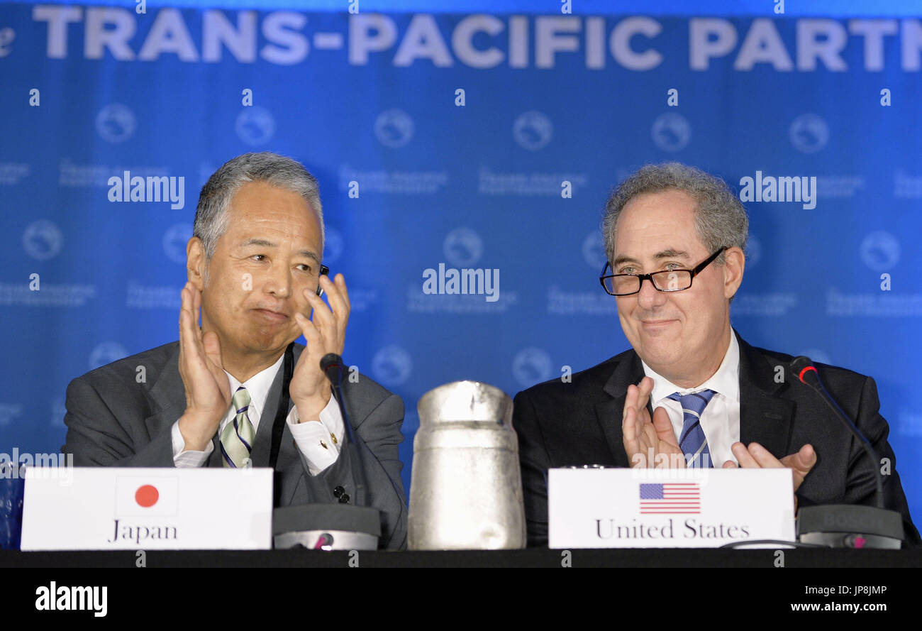 Akira Amari (L), Japanese minister in charge of the Trans-Pacific ...