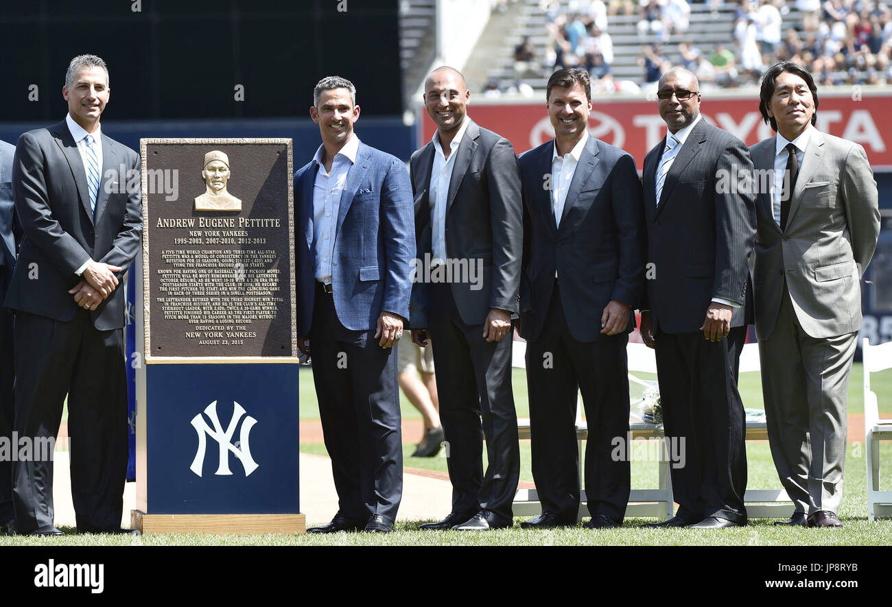 Andy Pettitte (far L) poses for photos with former New York Yankees ...