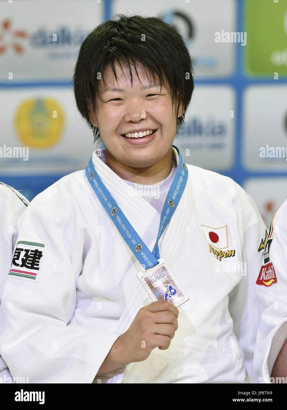 Japan's Mami Umeki smiles with her gold medal in the women's 78 ...