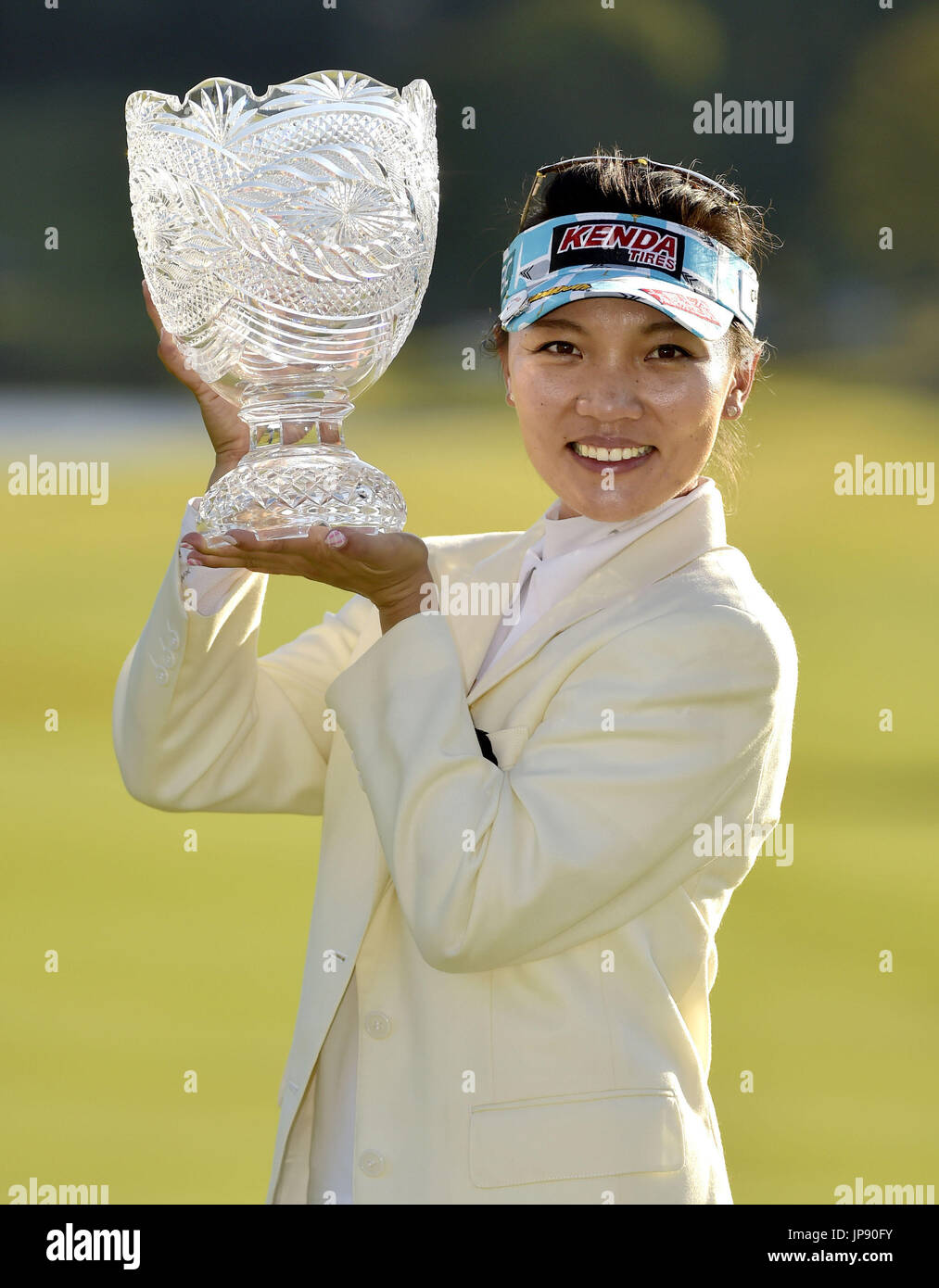 Taiwan's Teresa Lu holds the winner's trophy at Tokyu Seven Hundred ...