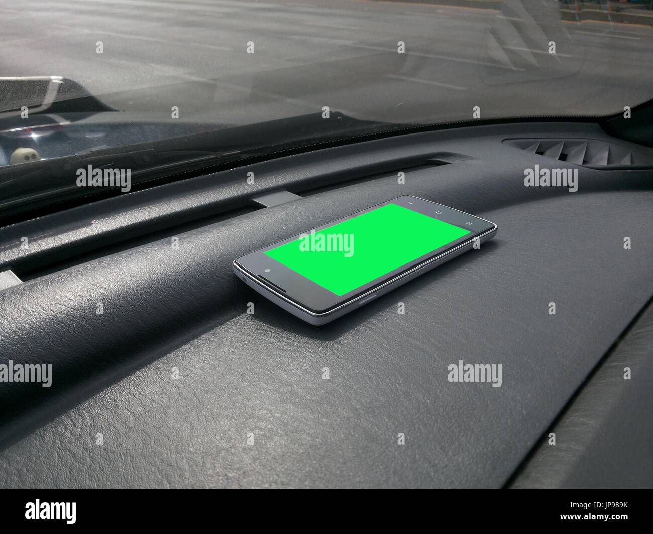mobile phone in car Stock Photo - Alamy