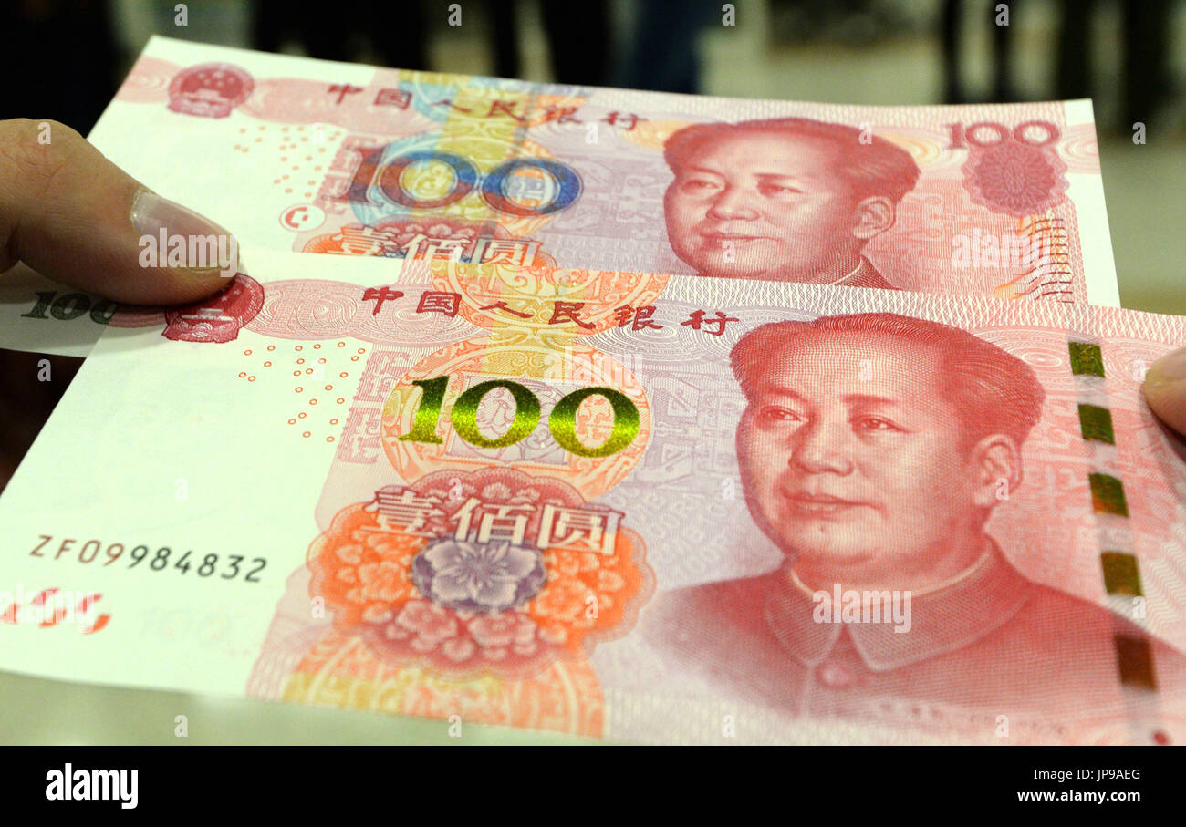 Photo taken in Beijing on Nov. 12, 2015, shows the new 100 yuan ...