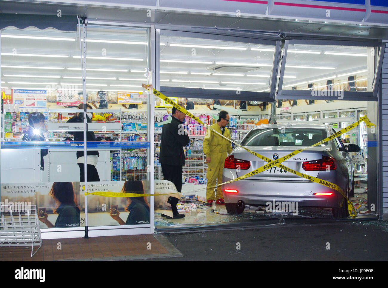 An automobile runs into a convenience store in the hot spring resort ...