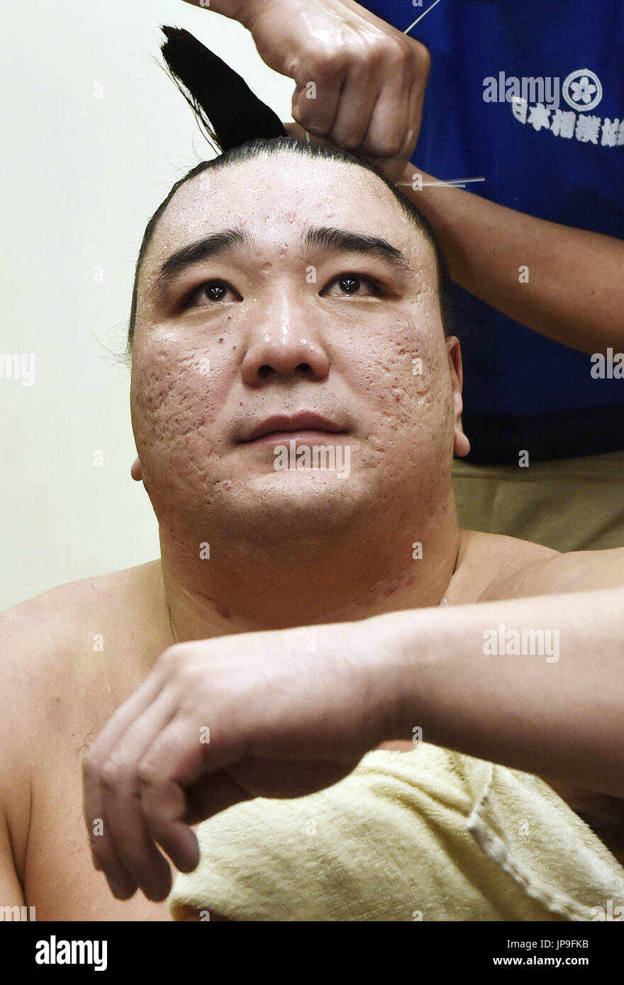 Photo shows Yokozuna Harumafuji, who suffered a setback on the second ...