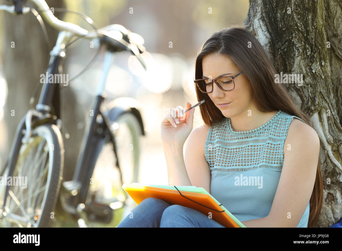 Single student hi-res stock photography and images - Alamy
