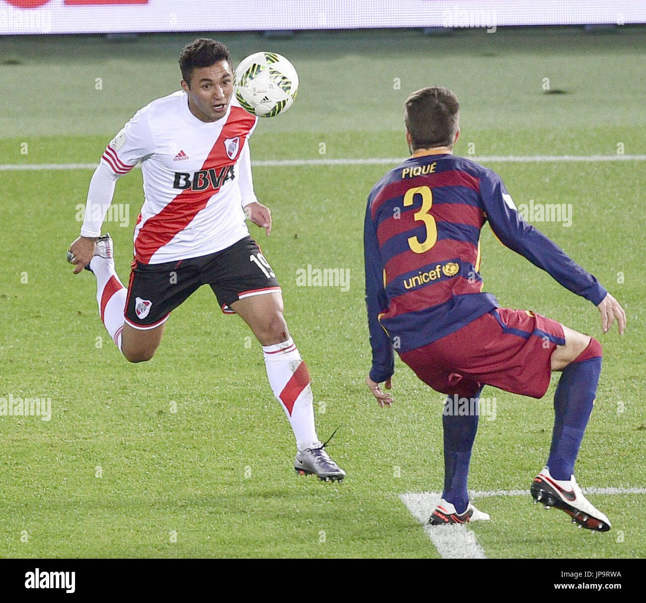 Tabare Viudez of Argentina's River Plate (L) competes for the ball with ...