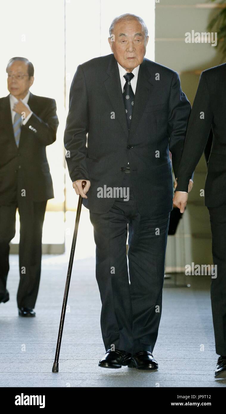 Yasuhiro Nakasone (R) and Yasuo Fukuda (L), both former prime ministers ...