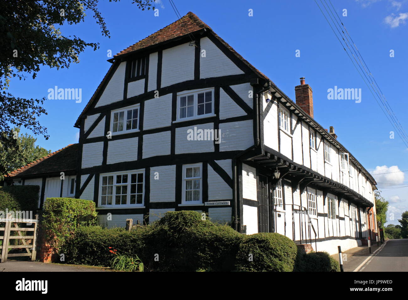 Tudor style cottages hi-res stock photography and images - Alamy